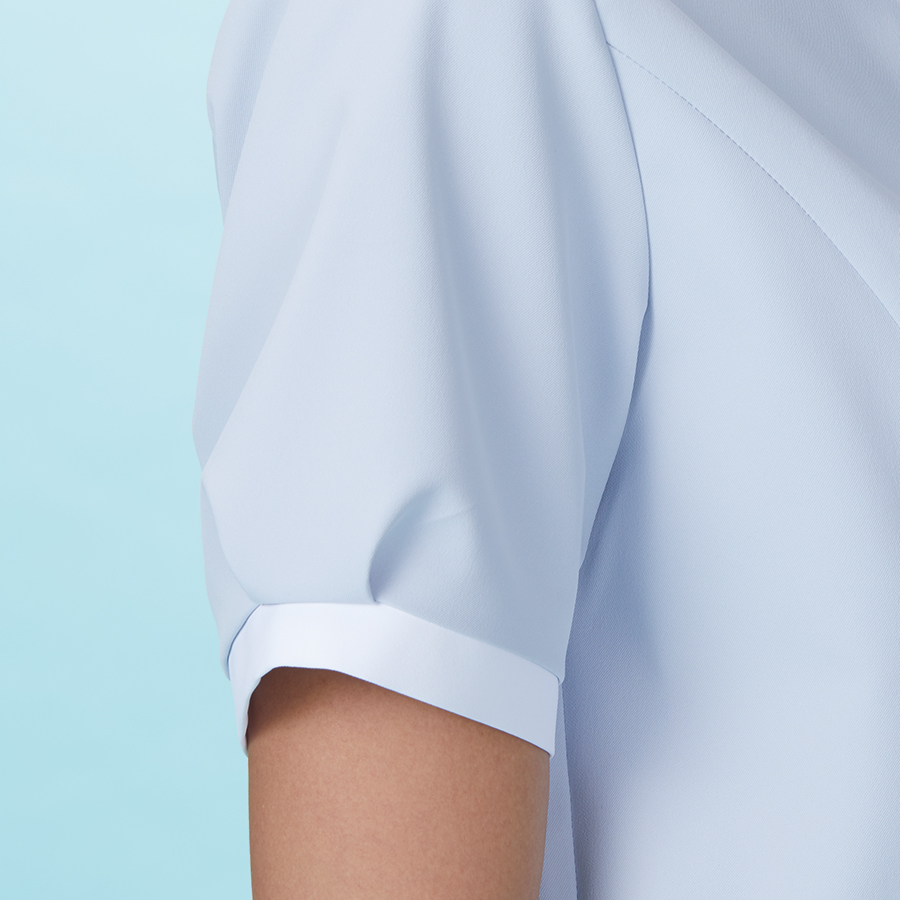 【KAZEN/株式会社アプロンワールド-773-41】レディースジャケット半袖（サックス×ホワイト）【ストレッチセンサー】 [医療白衣ユニフォーム.com]