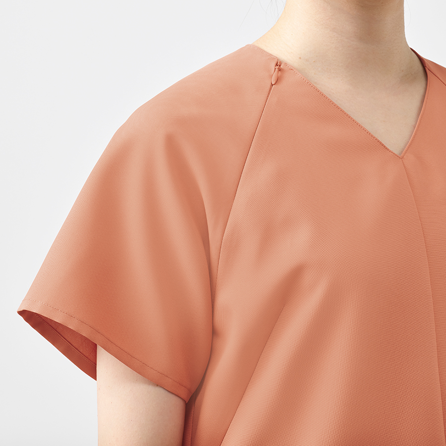 【Unite/ユナイト-DOM-0022-C74】レディーススクラブ（サンドベージュ）【ソフトトロピカル】 [医療白衣ユニフォーム.com]