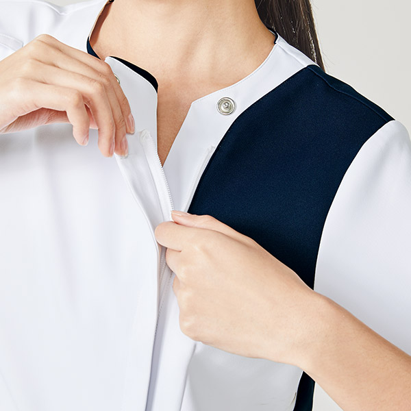 【FOLK/フォーク-7060SC-1】メンズジップスクラブ（ホワイト×ダークネイビー）【ノンPUストレッチ・ネオα】 [医療白衣ユニフォーム.com]